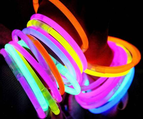 GLOW STICKS - Ideeën voor jouw feestje - De Horeca Blog